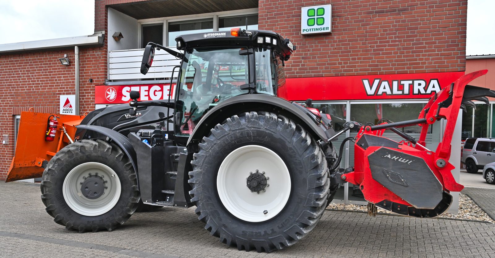 Valtra S354 Forstschlepper