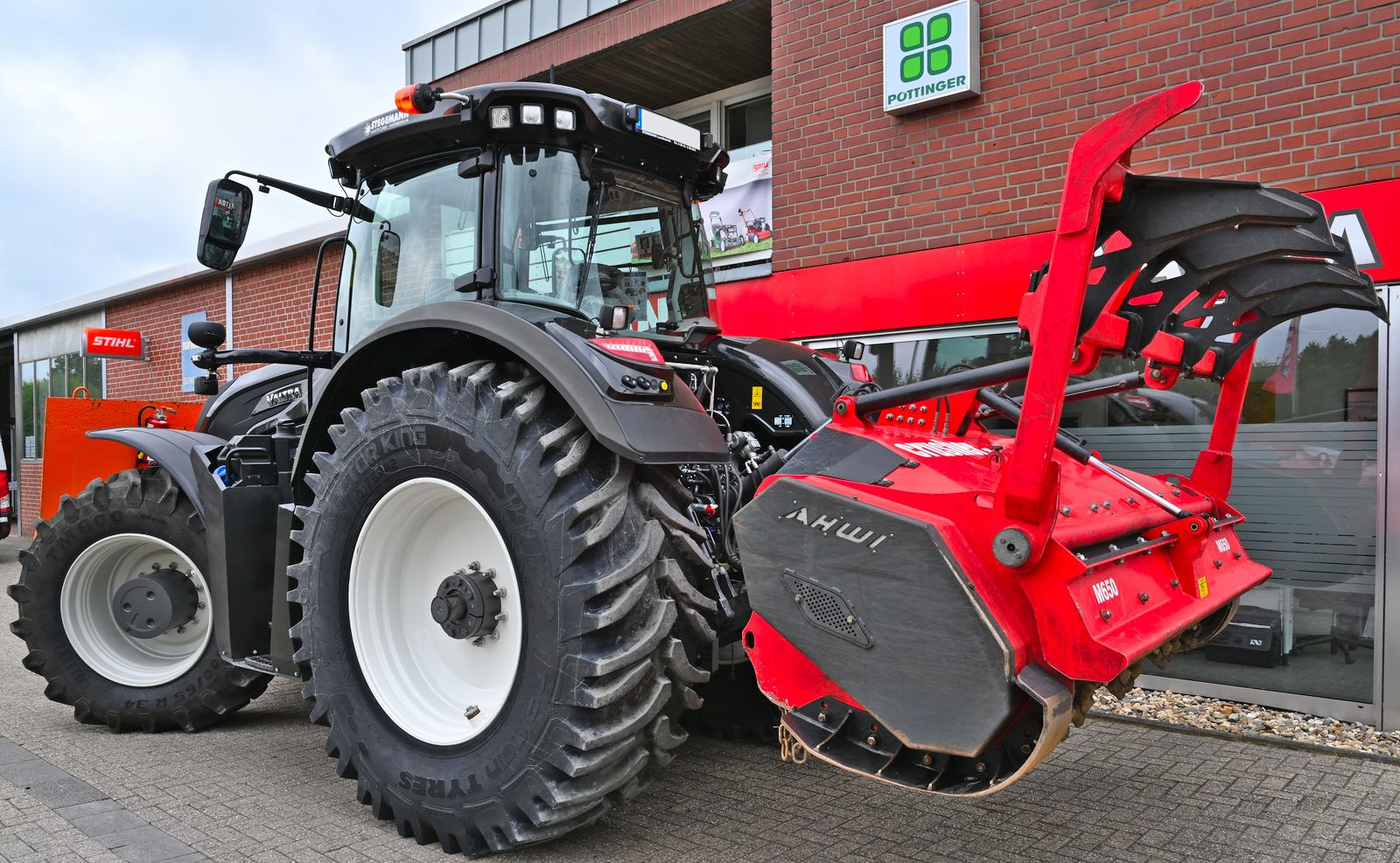 Valtra S354 Forstschlepper